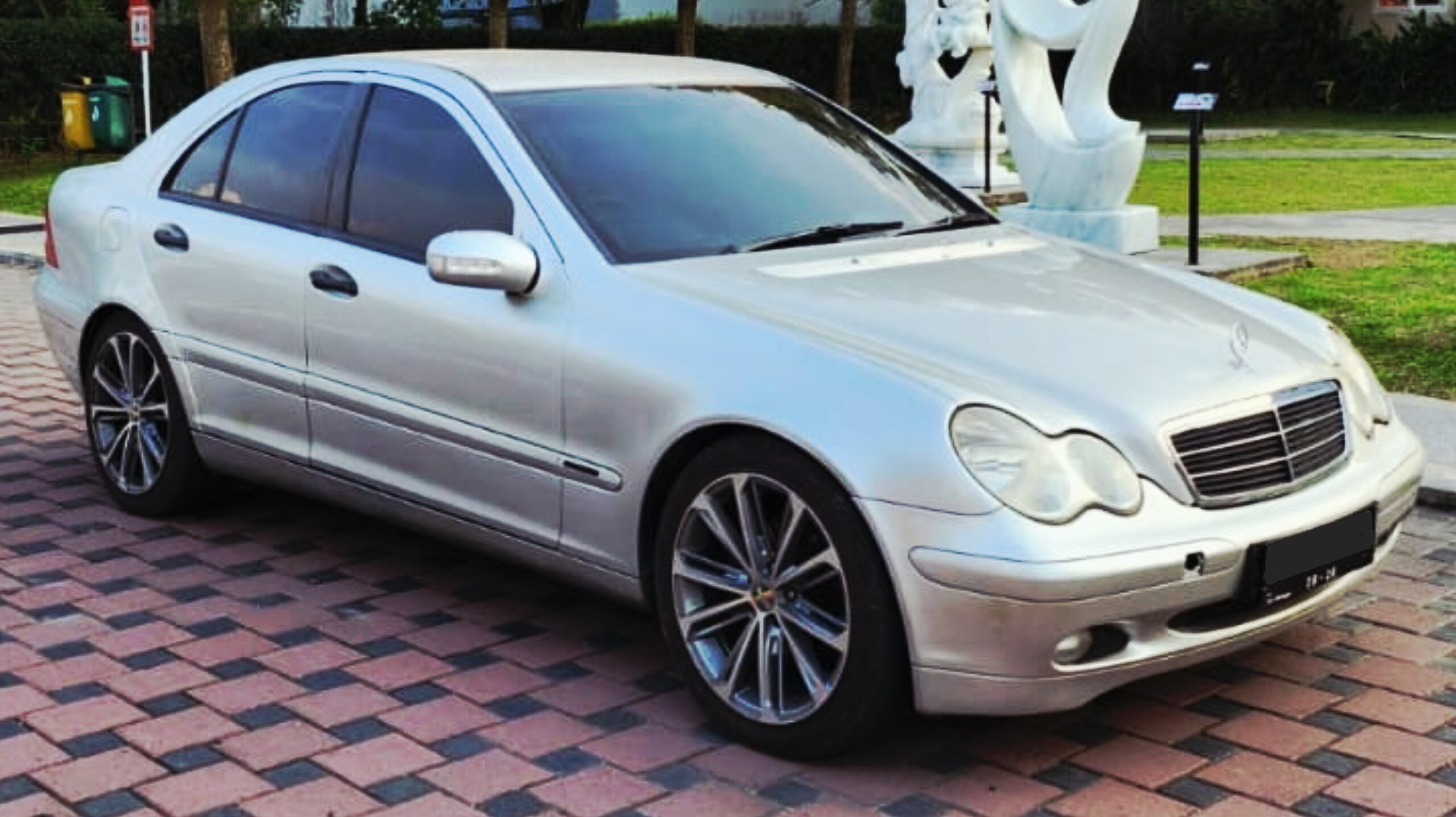 Pesona Mobil Mercedes Benz W203 C180: Kenyamanan dan Desain yang Mewah ...